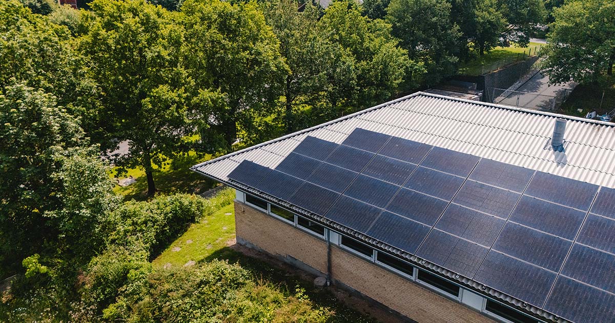 Regler og skattefordele for solceller til erhverv og industri - læs her!